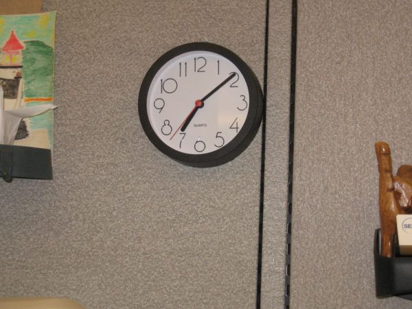 4 Benefits of a Cubicle Clock in your Office - Workspace Bliss