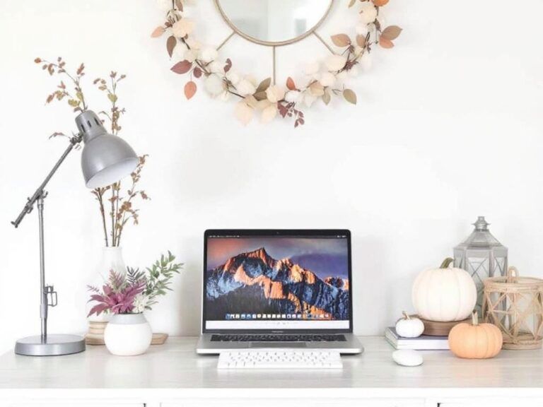 19 Fall Desk Decor Ideas for Cozy Autumn Vibes in Your Workspace