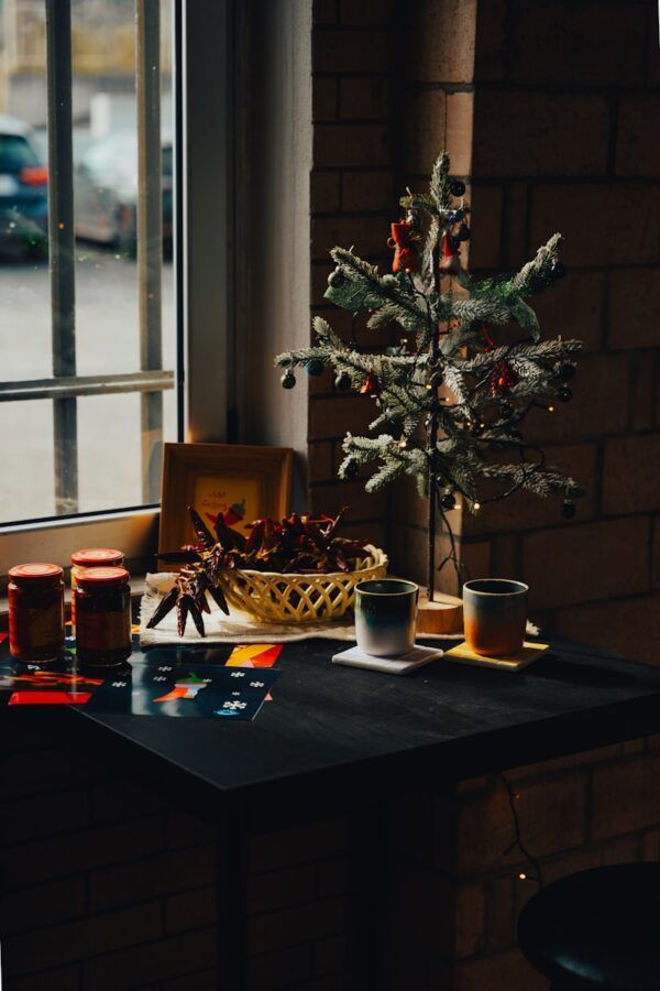 27 Holiday Office Decor Ideas to Bring Festive Cheer to Your Workplace