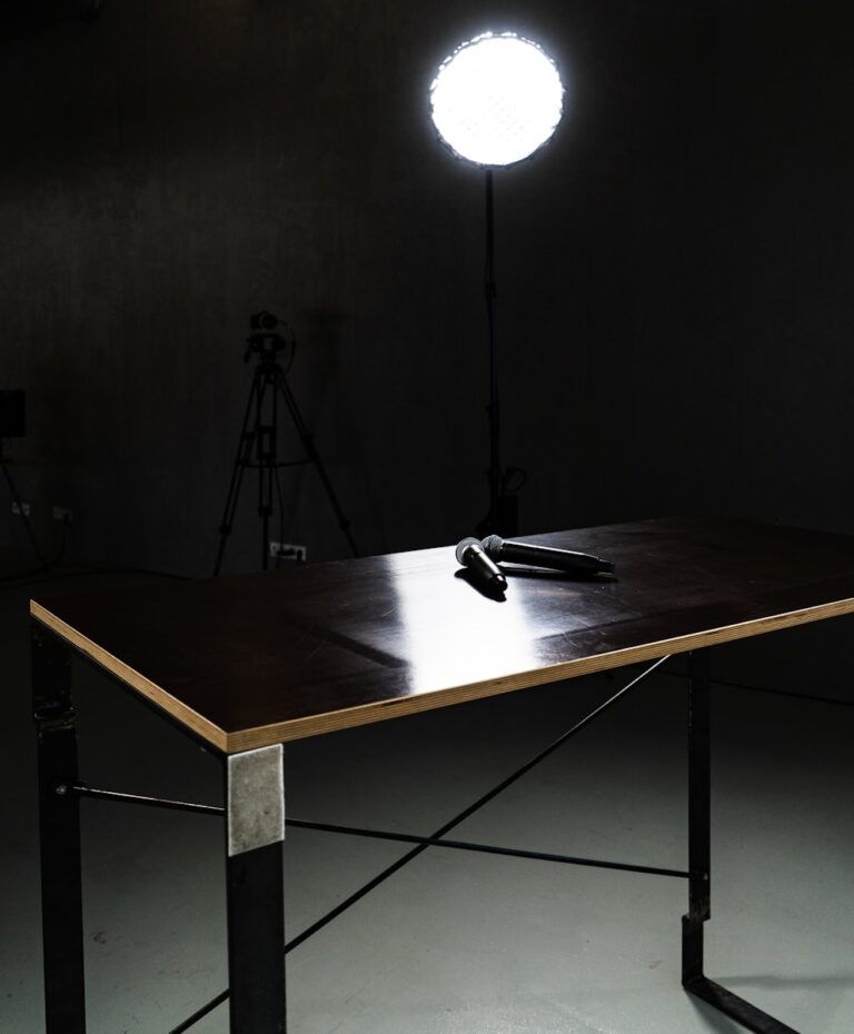 30 Minimal Desk Setup Ideas For a Serene Home Office
