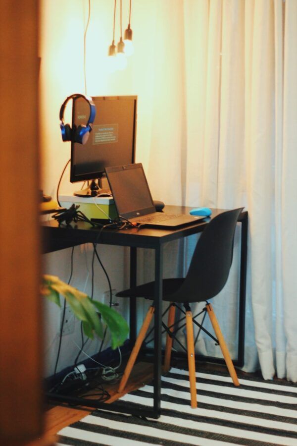 30 Minimal Desk Setup Ideas For a Serene Home Office