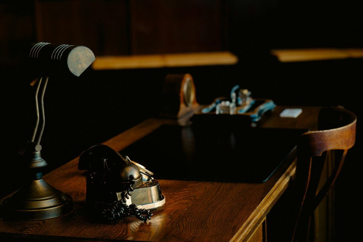 10+ Vintage Office Decor Ideas to Revive Your Workspace